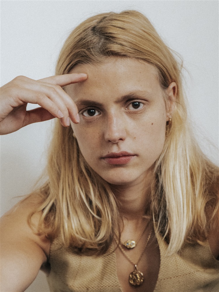 Emma Ravier- Fiche Artiste - Artiste interprète - AgencesArtistiques ...