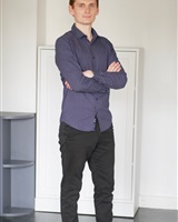 Damien ROUX • Comédien • Auteur • Metteur en scène • Voix off