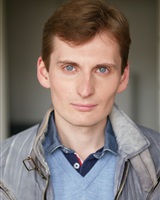 Damien ROUX • Comédien • Auteur • Metteur en scène • Voix off