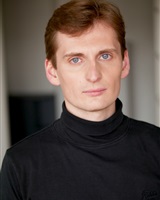 Damien ROUX • Comédien • Auteur • Metteur en scène • Voix off