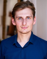 Damien ROUX • Comédien • Auteur • Metteur en scène • Voix off