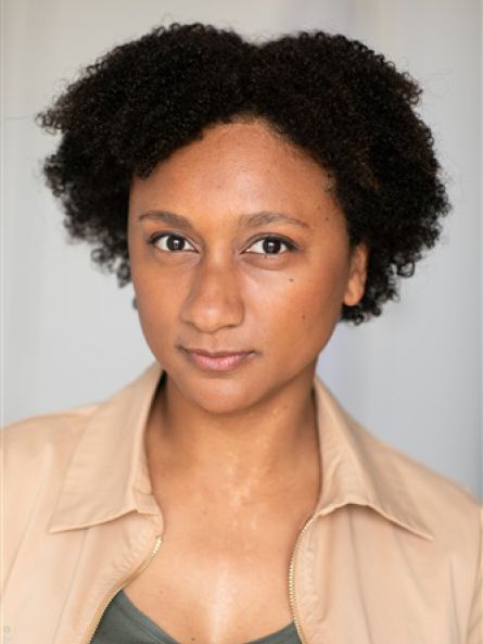 Juliana SMITH • Comédienne • Voix off • Danseuse contemporaine • Chanteuse